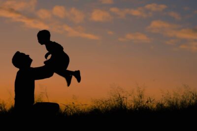 El rol de un padre según la biblia 》 - La Luz de la Religión